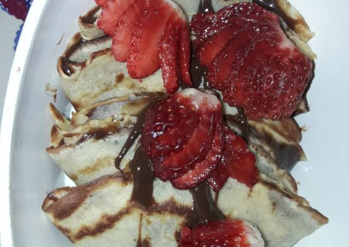Creppa rellenas de Nutella y frutillas Receta de Milagros Gomez- Cookpad