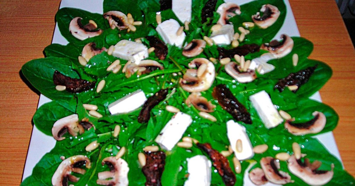 Ensalada Con Champiñones, Espinaca Baby, Tomates Secos, Queso Fresco Y ...
