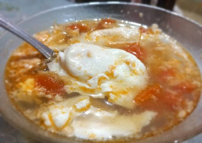 Resep Sup Telur Tomat oleh Kerjaan_ibuk - Cookpad