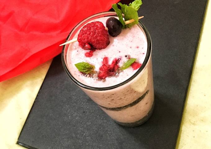 Mix berry smoothie with puffed rice Recipe by Sabrina Yasmin - Cookpad