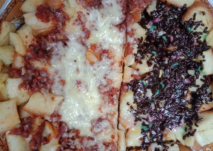 Resep Pizza roti pedas, asin dan manis oleh dapurbundoel - Cookpad