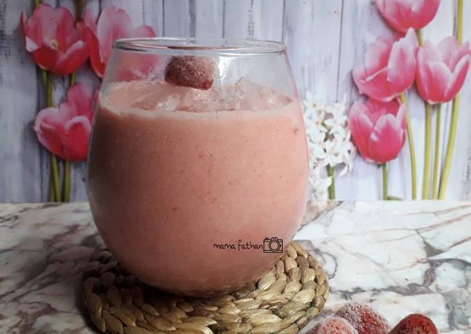 Resep Jus stroberi yoghurt oleh Mama fathan - Cookpad