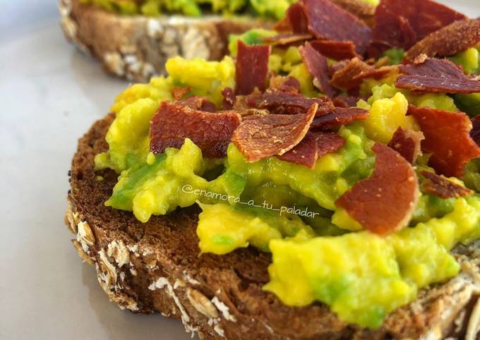 Tostada de aguacate y crujiente de jamón Receta de enamora_a_tu_paladar ...