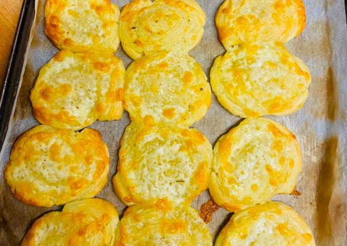 Cheesy garlicky puff wheel Recipe by F.B - Cookpad