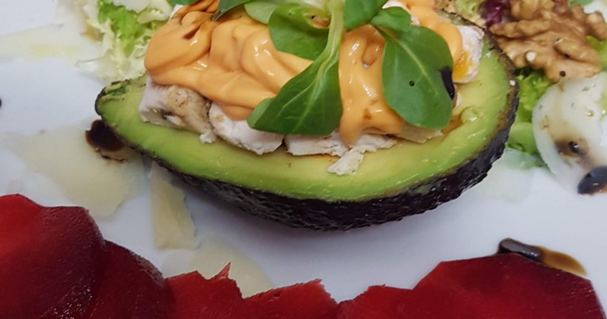 Aguacate Relleno De Pollo, Salsa Rosa, Ensalada Y Carpaccio De Ciruela ...
