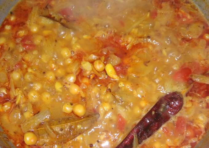 Yellow matar curry Recipe by Swati Raj Rai - Cookpad