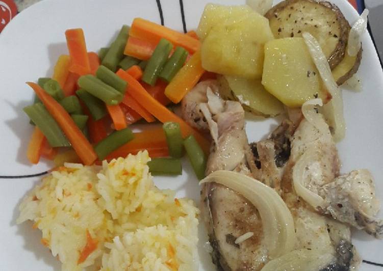 Filet de pescado al vapor con vegetales arroz y papita al horno Receta de Genesis Goncalves ...