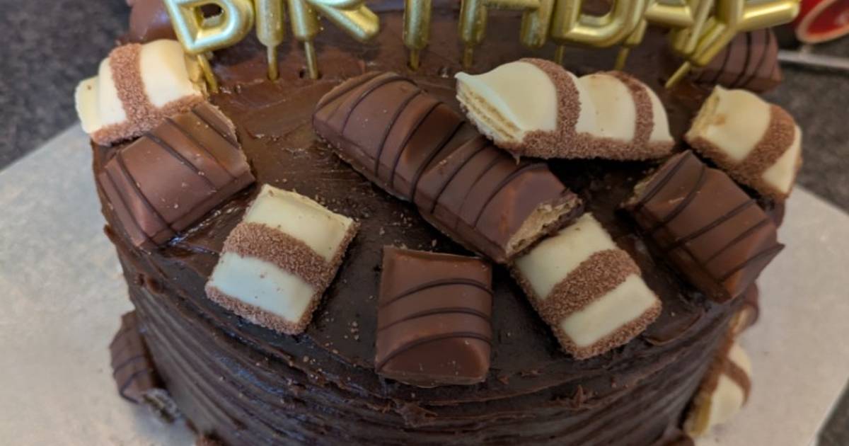 My sister's birthday kinder bueno cake! Recipe by BakerToad - Cookpad