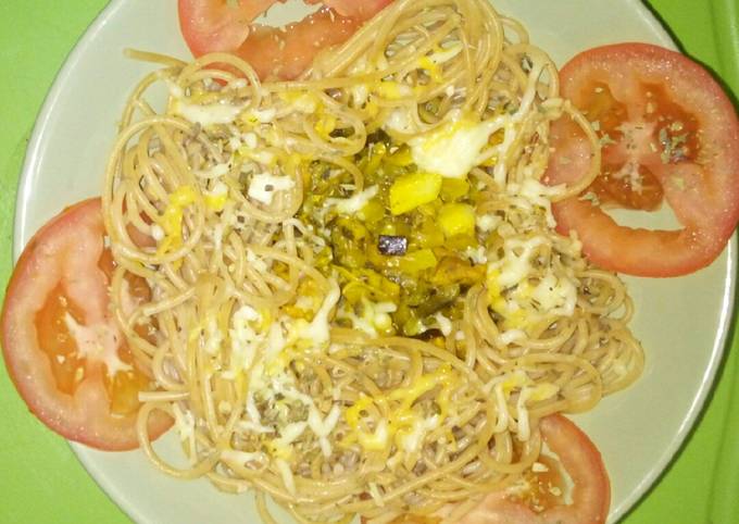 Pasta integral con pollo, berenjena, queso, setas, cebolla y ajo Receta ...