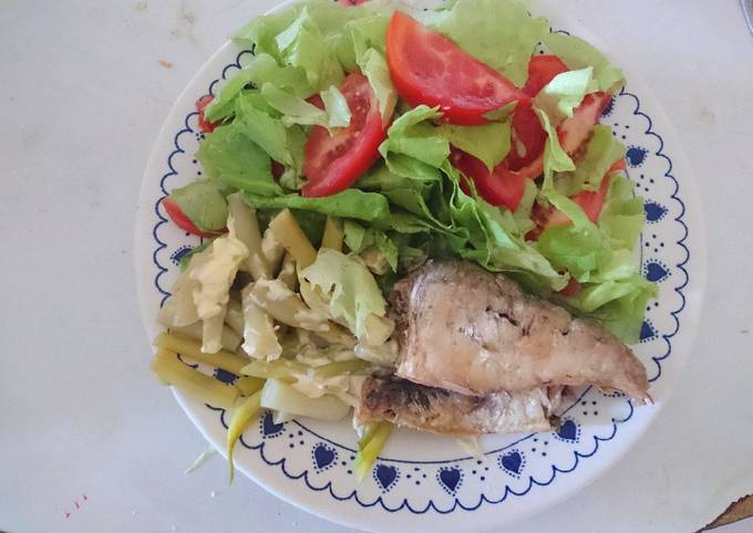 Pescado con ensalada y chauchas Receta de Luján - Cookpad