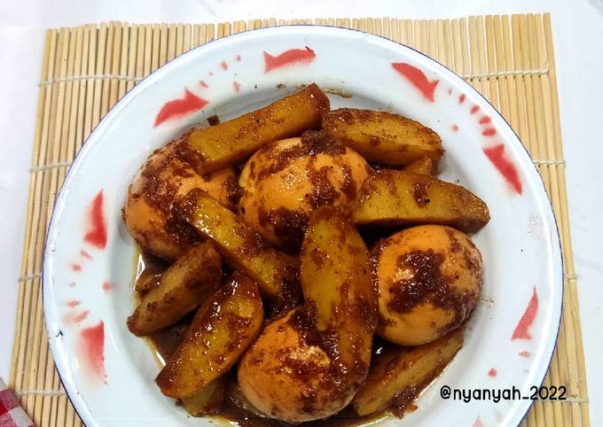 Resep Semur telur kentang oleh Nyanyah - Cookpad
