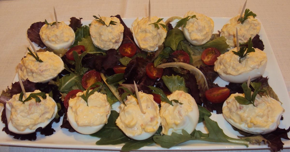 Huevos Rellenos De Gamba Con Ensalada Receta de Kiko- Cookpad