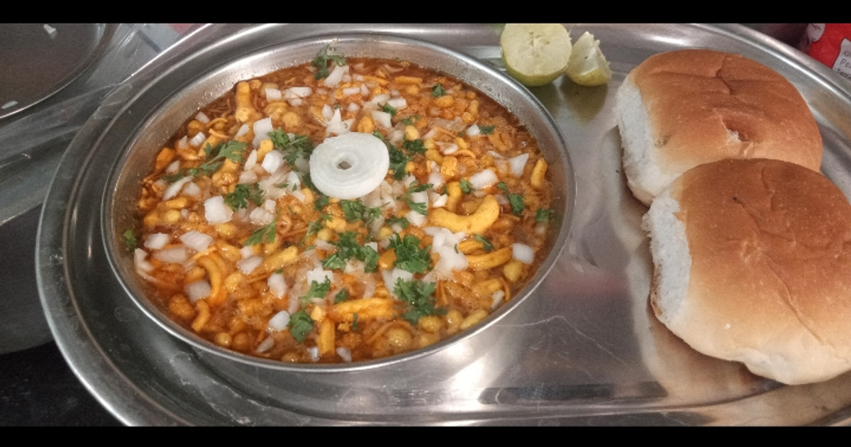 Missal Pav Recipe by Harleen Natthani 😊 - Cookpad