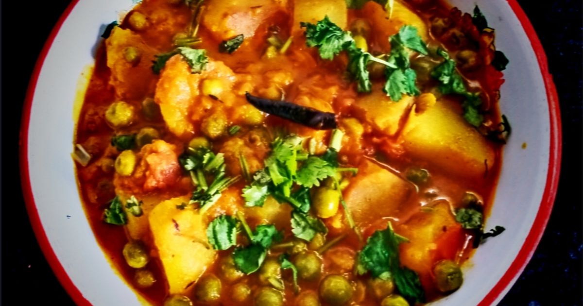 Peas Potato Korma Recipe by Debasree Sarkar - Cookpad