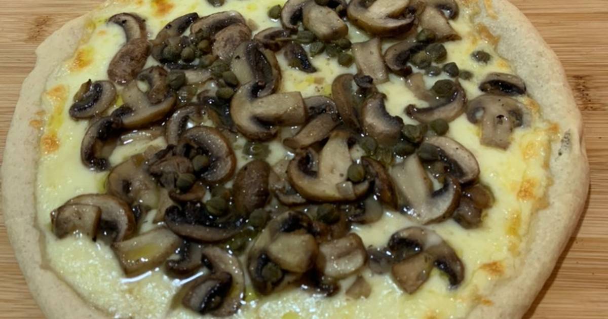 Pizza de hongos y alcaparras Receta de Carolina Morales- Cookpad