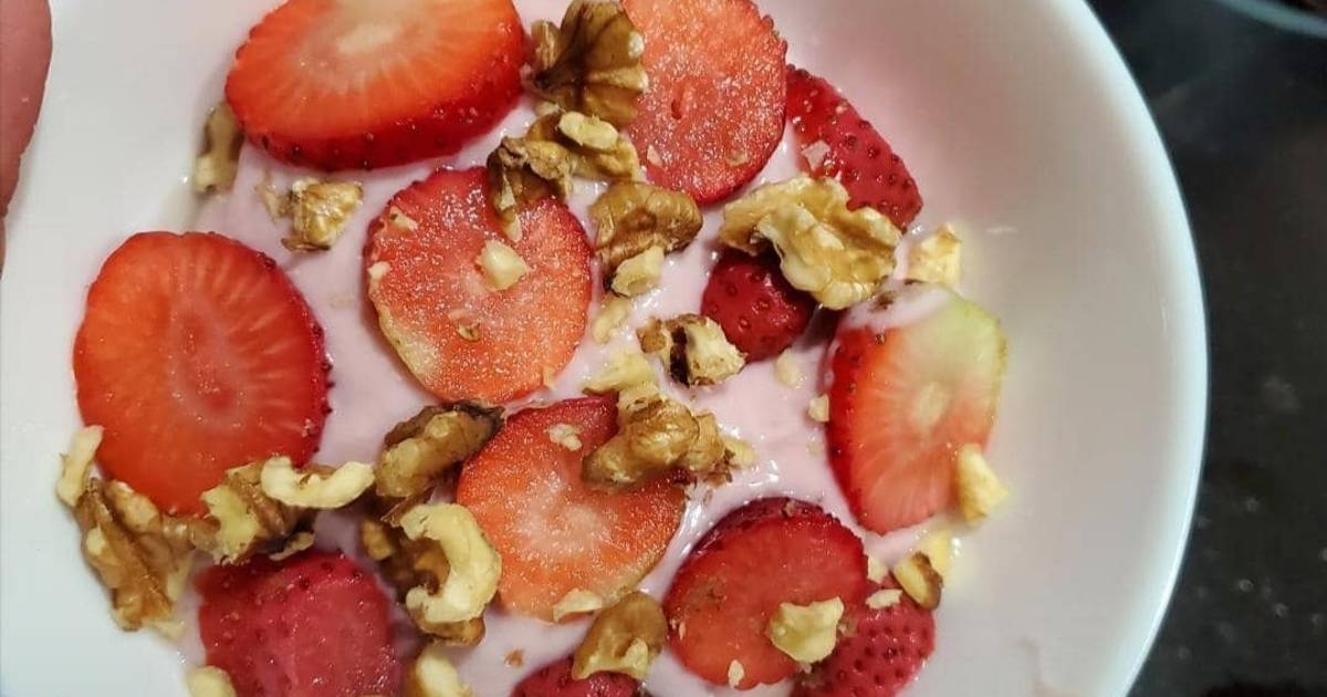 Yogurt con piña, fresas y nueces Receta de Claudia Garcia- Cookpad