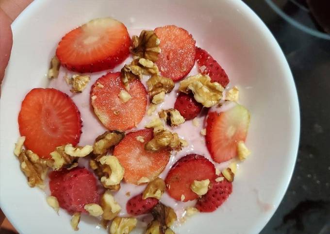 Yogurt con piña, fresas y nueces Receta de Claudia Garcia- Cookpad