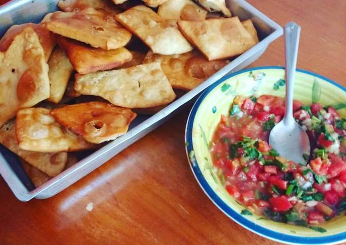 Sopaipillas con pebre Receta de Camila Diaz F.- Cookpad