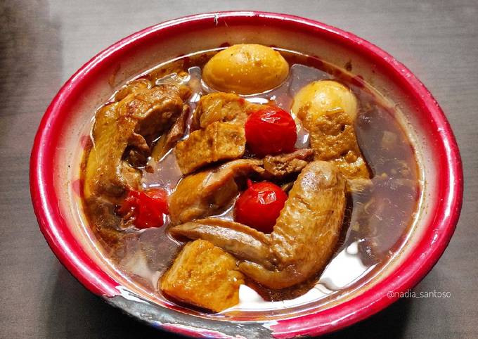 Resep Semur ayam bumbu simple oleh Nadia Santoso - Cookpad