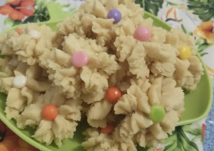 Resep Kue semprit mawar hemat bahan oleh Nafisa Kitchen - Cookpad