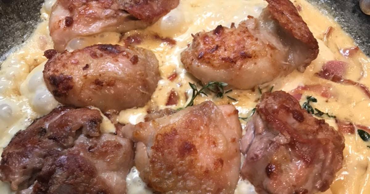 Chicken thighs with cream, thyme and bacon Recipe by Gaia Riva - Cookpad