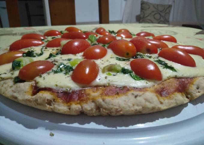Pizza integral de tomate y verdeo Receta de Milagros Killer- Cookpad