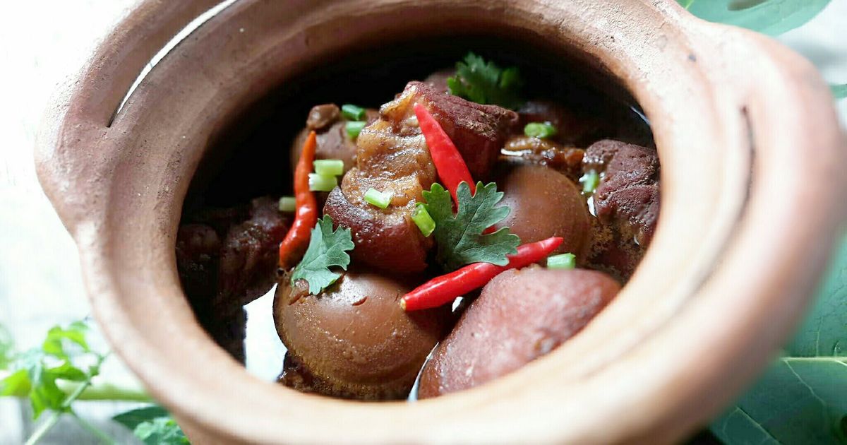 Pork Legs And Eggs In 5 Spices Stew Recipe by Kanya