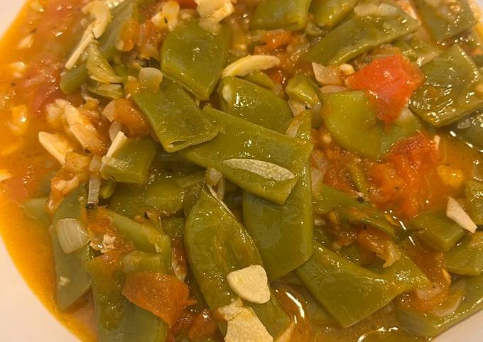 Loubieh bi zeit 🇱🇧 Green beans in olive oil Recipe by Linda L. - Cookpad