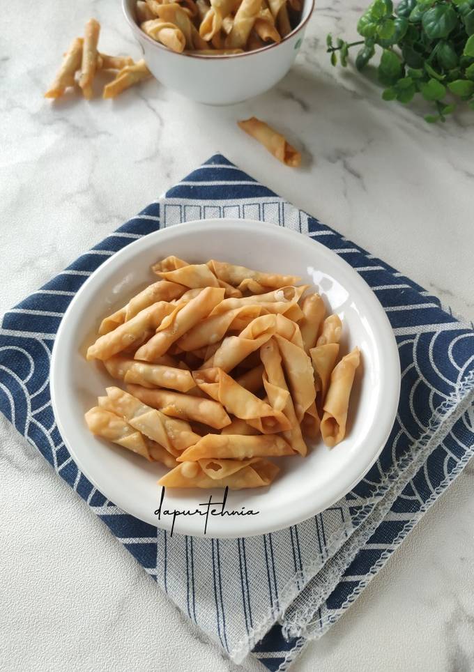 Resep Molen Pisang Mini (kulit pangsit) oleh dapurtehnia - Cookpad