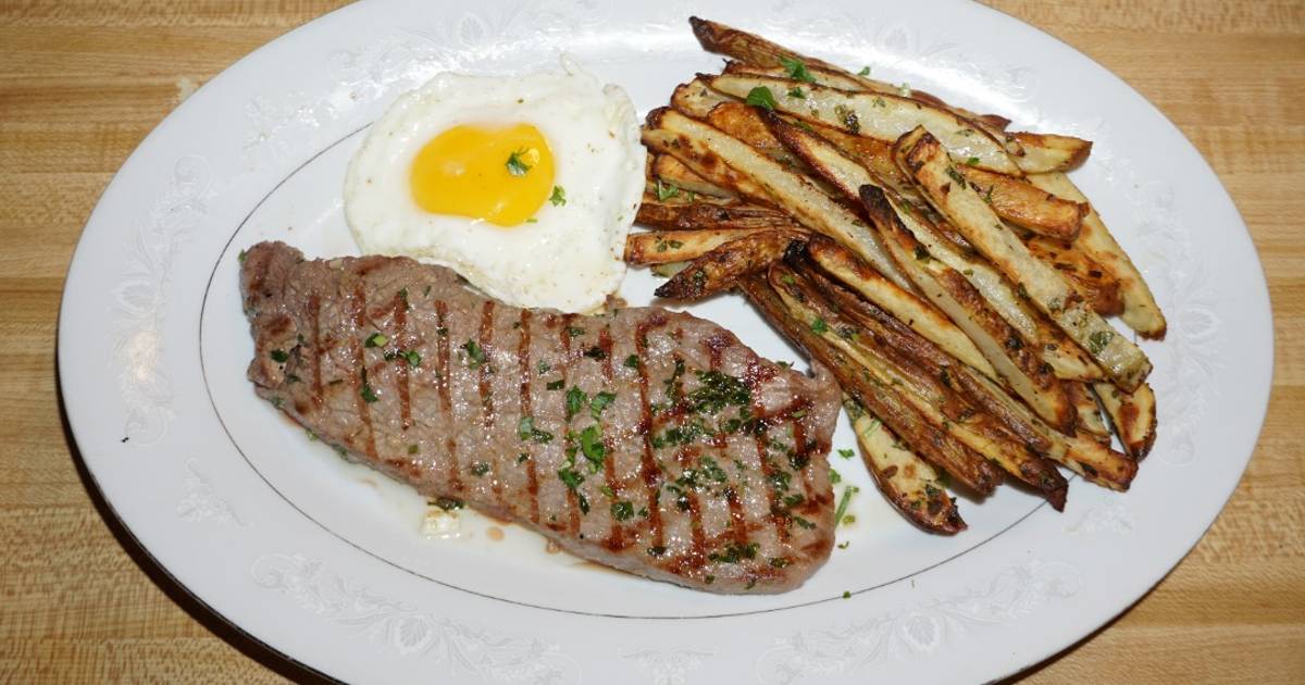 BISTEC CON HUEVO FRITO Y PAPAS HORNEADAS CON CHAQUETA. JON STYLE Receta ...