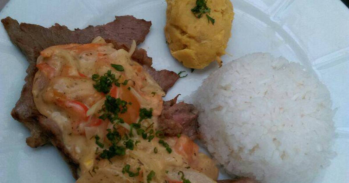 Bistec con salsa cremosa de vegetales y puré de plátano Receta de astro ...