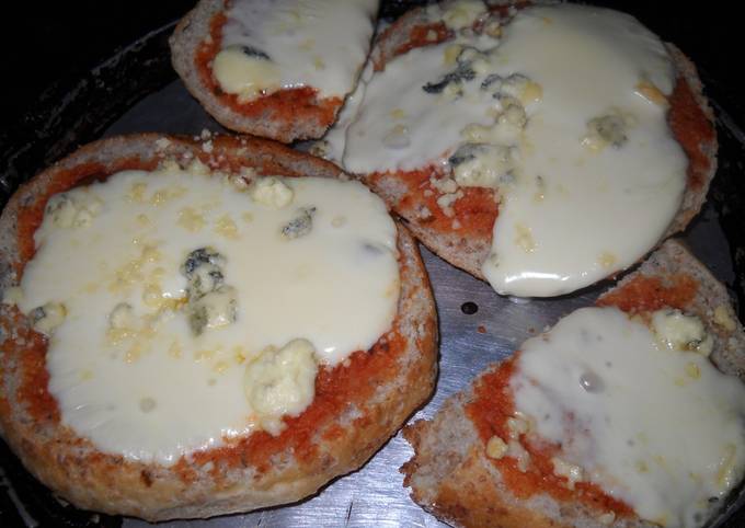 Pizzita disfrazada (a los 3 quesos) Receta de La profe Luisa- Cookpad