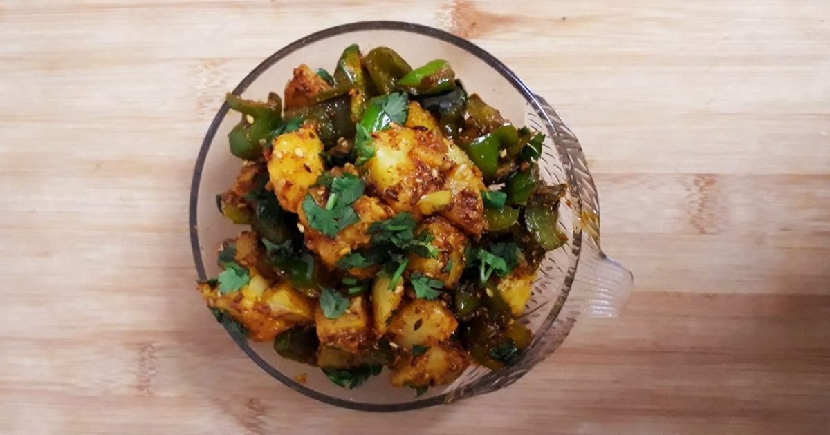 शिमला मिर्च और आलू की सूखी सब्जी (Shimla Mirchi Aloo Sukhi Sabji ...