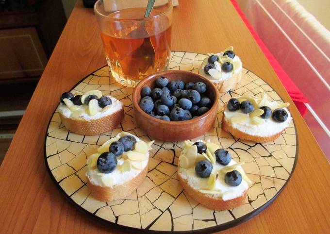Mini tapita de mousse de queso Philadelphia con arándanos azules Receta ...