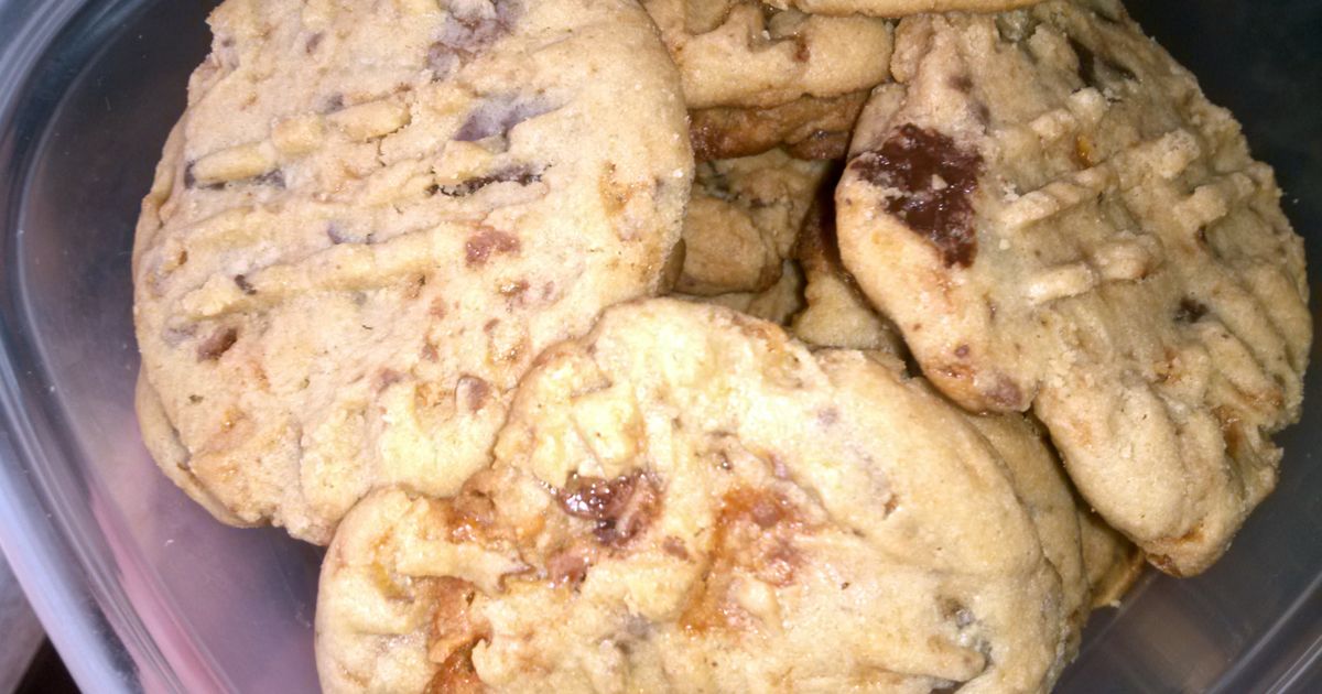 Butter Finger Peanut Butter Chocolate Chunk Cookies Recipe by Rach99