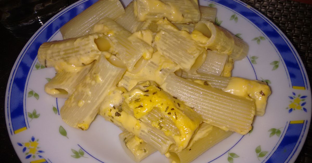 Mostacholes Con Salsa Cheddar Receta de Natalia Denise - Cookpad