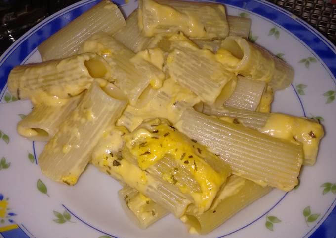 Mostacholes con salsa cheddar Receta de Natalia Denise - Cookpad