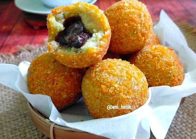 Resep Bola Ubi Crispy Isi Coklat oleh Eni henie - Cookpad