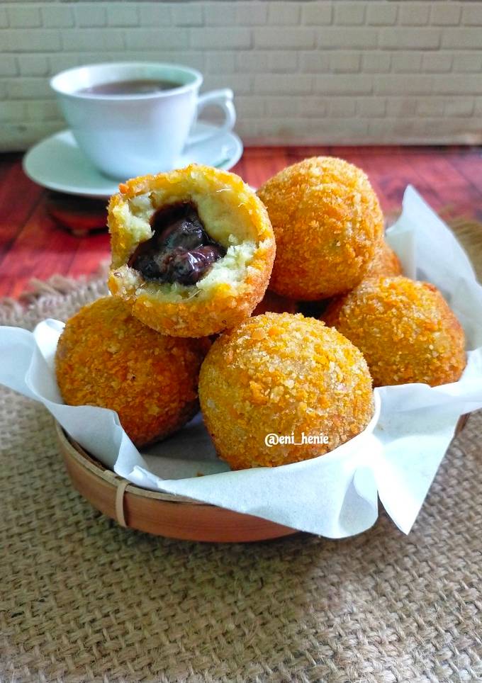 Resep Bola Ubi Crispy Isi Coklat oleh Eni henie - Cookpad