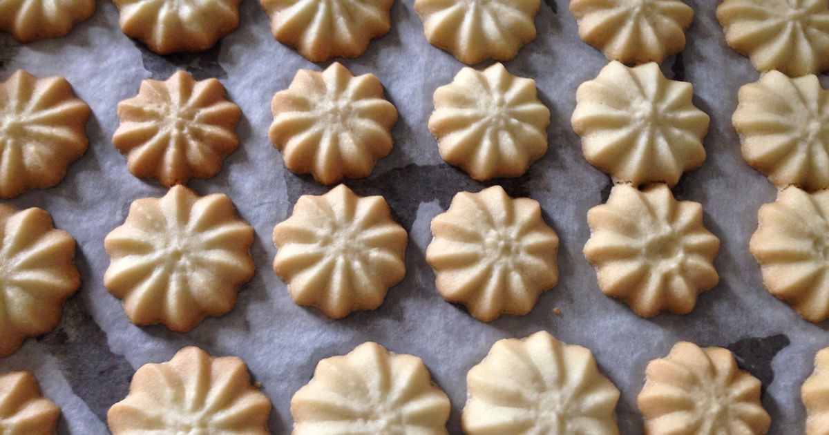 Piped Vanilla Cookies Recipe by pinksocks - Cookpad