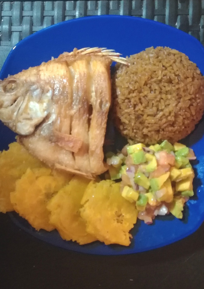 Pescado Frito Acompañado Con Arroz Con Coco Patacones Y Ensalada De ...