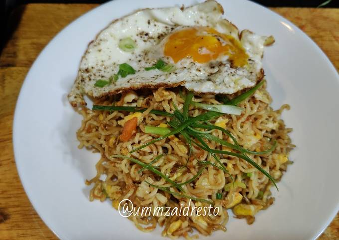 Resep Mie Goreng Telor oleh Umm Zaid Resto - Cookpad