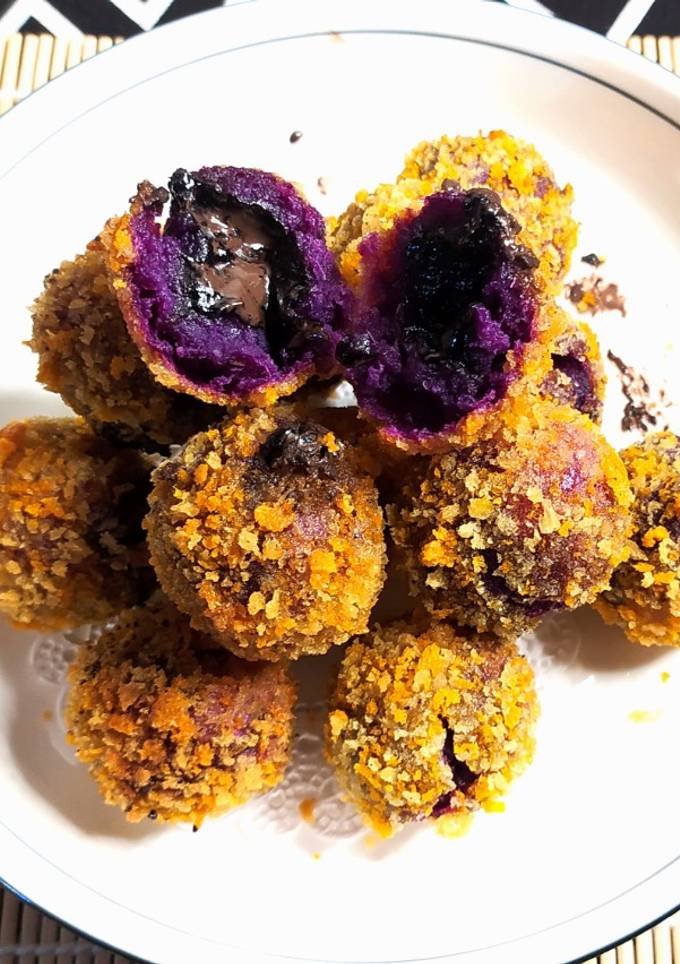Resep Bola bola ubi ungu isi coklat oleh Ayra Shirly - Cookpad