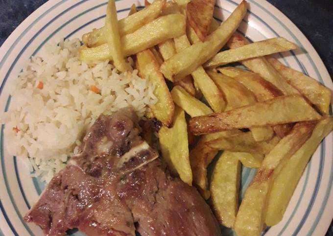 Chuleta con arroz y papas fritas Receta de Dayhanne- Cookpad
