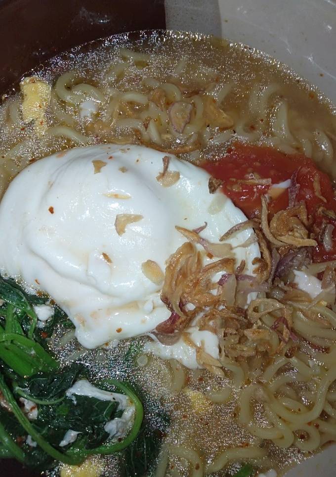 Resep Mie rebus bayam tomat telur oleh Agsha - Cookpad