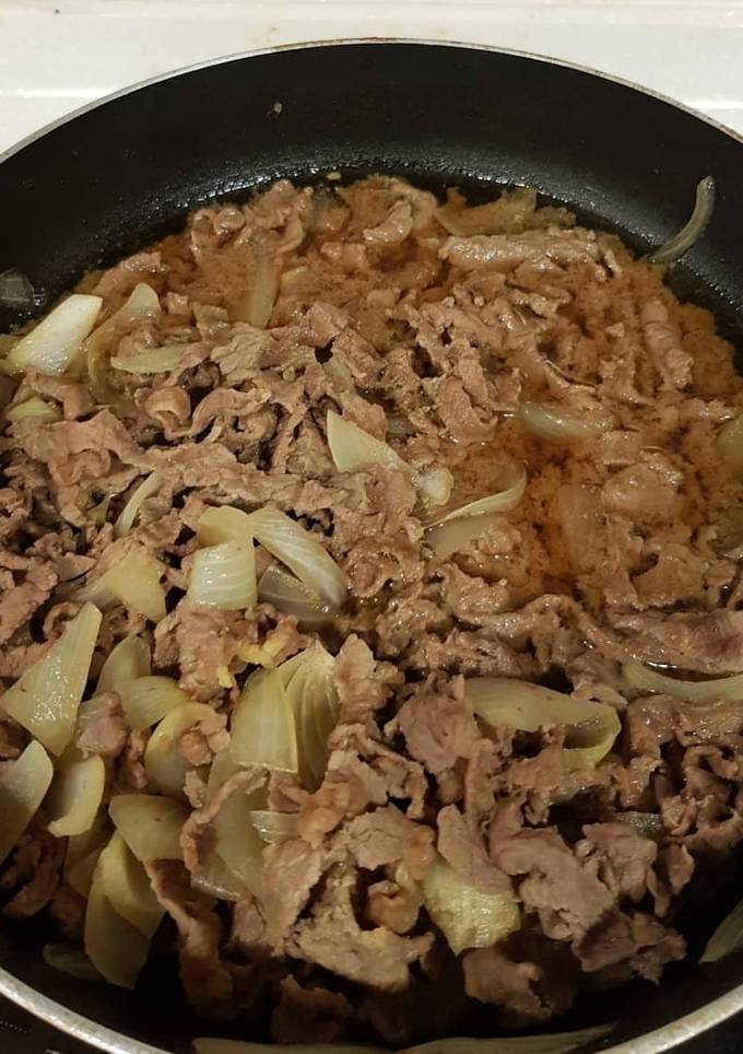 Resep Daging Gyudon ala yoshinoya mudah lezat oleh Ratu Saskia - Cookpad