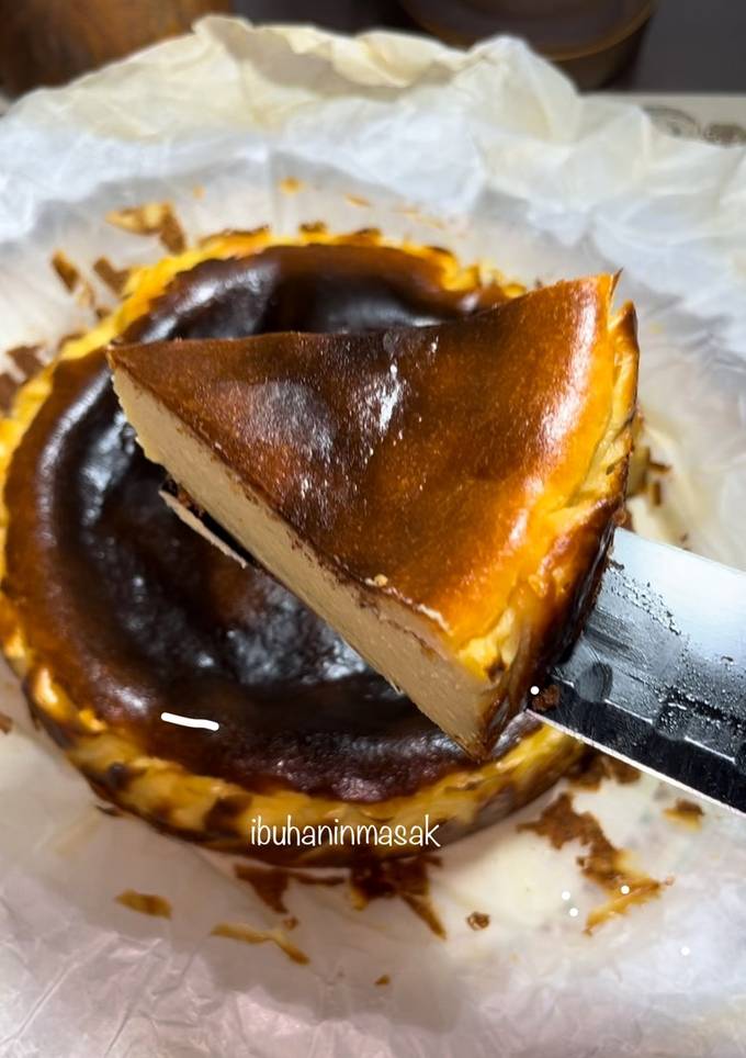 Resep Basque burnt cheesecake oleh Ibuhaninmasak - Cookpad