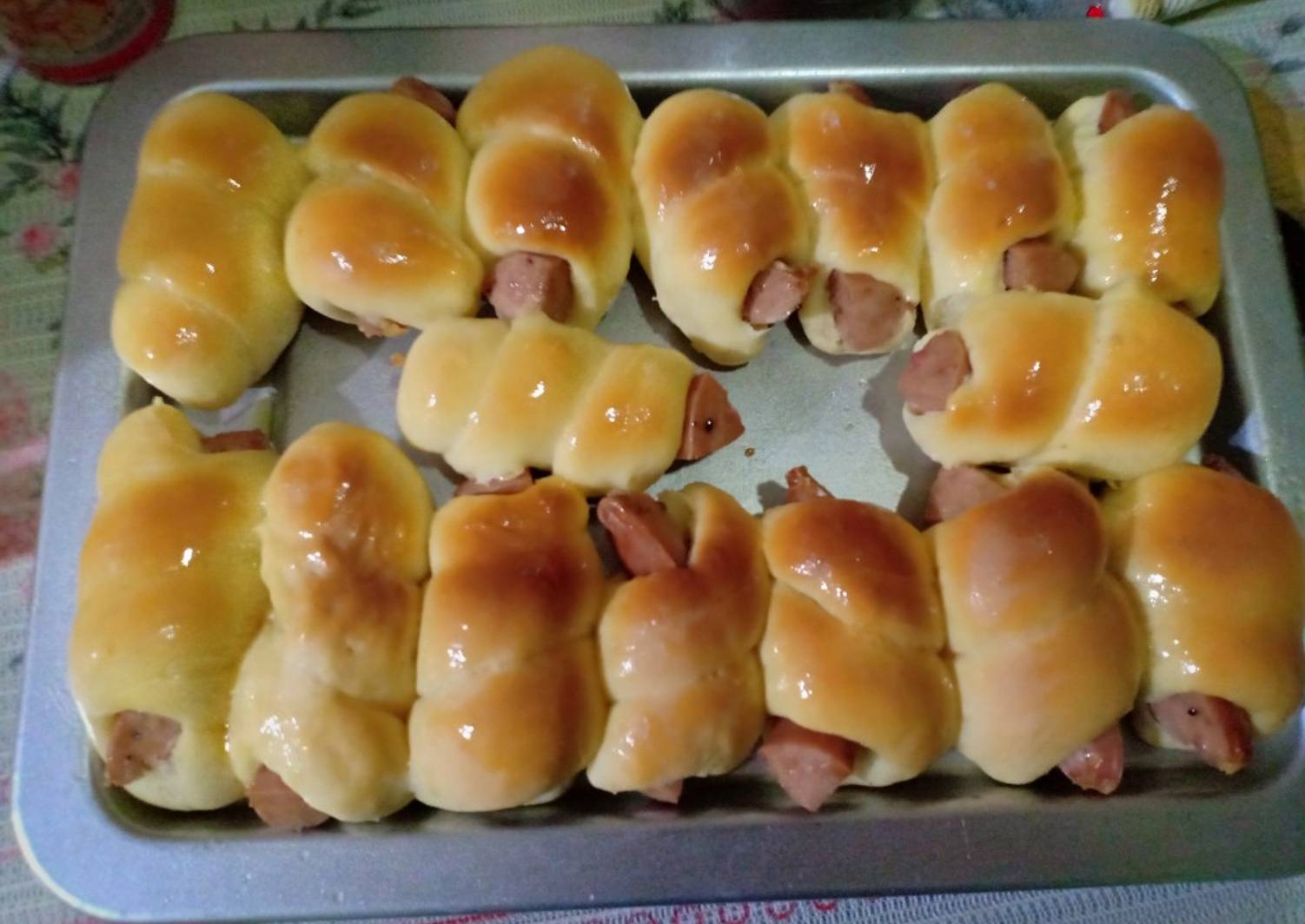 Resep Roti Manis mini isi Sosis Roll oleh Dae Young - Cookpad