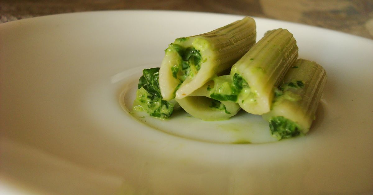 Sneaky Spinach Cheese Pasta Recipe by Sanaa A'esha - Cookpad