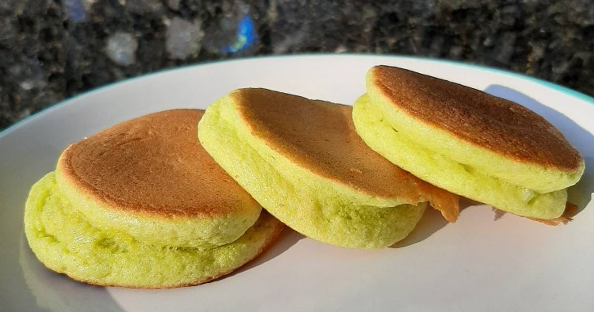 Resep Pandan Fluffy Pancakes oleh Titi Sahwati - Cookpad